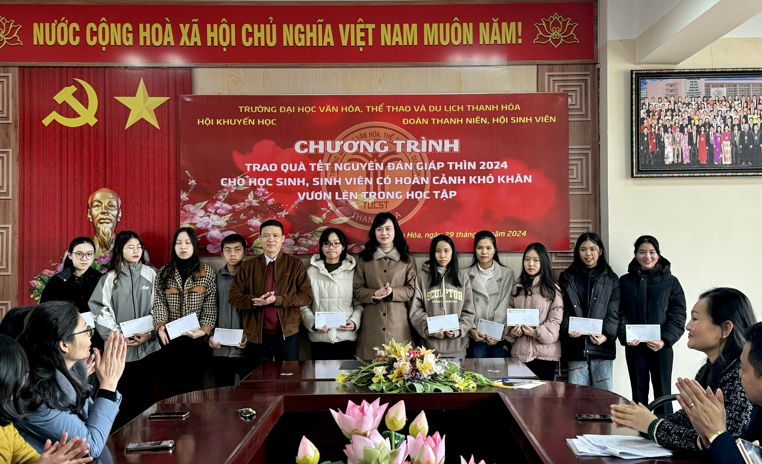 TRƯỜNG ĐẠI HỌC VHTT&DL THANH HÓA TRAO QUÀ TẾT CHO HỌC SINH SINH VIÊN CÓ ...